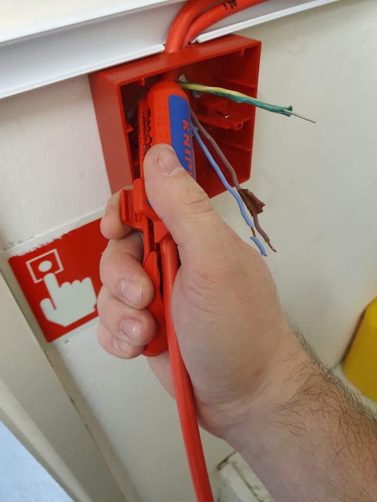 Product Test: Knipex ErgoStrip - Professional Electrician