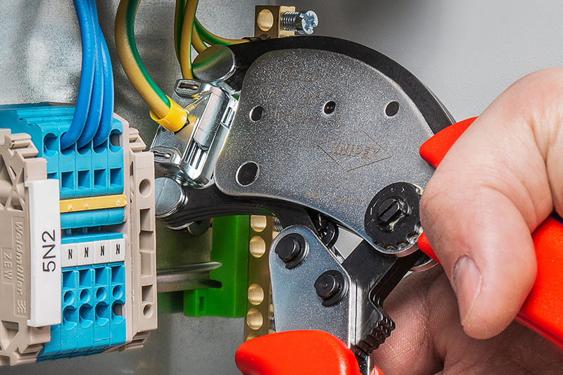 Crimping from any angle: The KNIPEX Twistor16® handles the awkward jobs ...